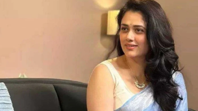 Meet Girija Oak — The Viral Blue-Saree Woman Who Has Become the ...